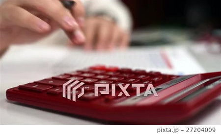 Man Calculate Incomeの動画素材 [27204009] - PIXTA