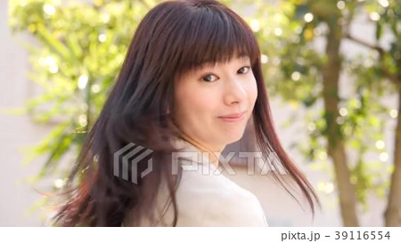 若い女性・屋外の動画素材 [39116554] - PIXTA